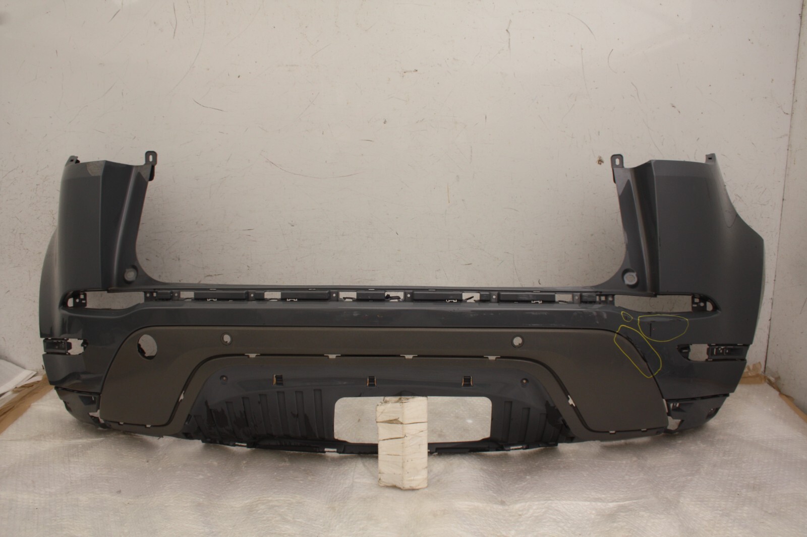 Range Rover Evoque Rear Bumper 2019 ON K8D2-17D781-AAW Genuine *DAMAGED ...