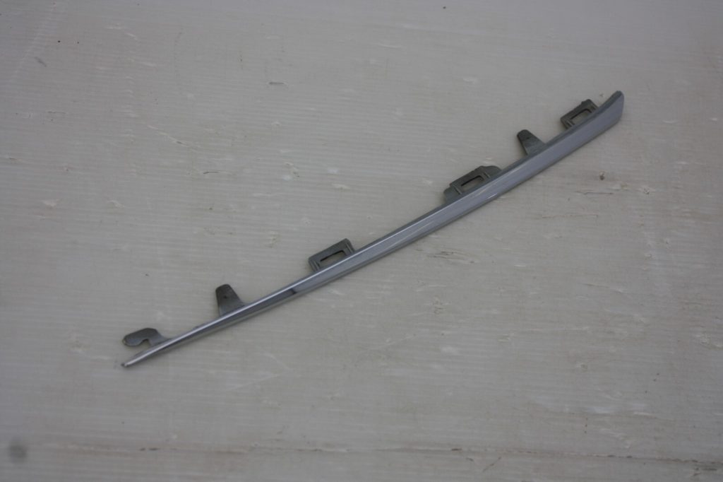 Toyota Avensis Front Bumper Left Side Grill Chrome 53124-05010 Genuine ...